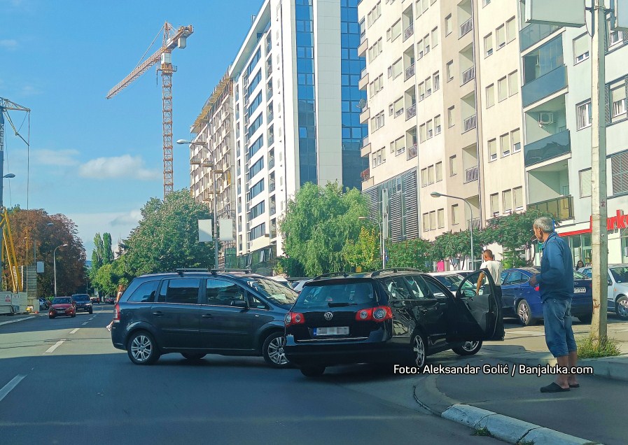 Foto vijest: Sudar dva automobila na raskrsnici u Banjaluci
