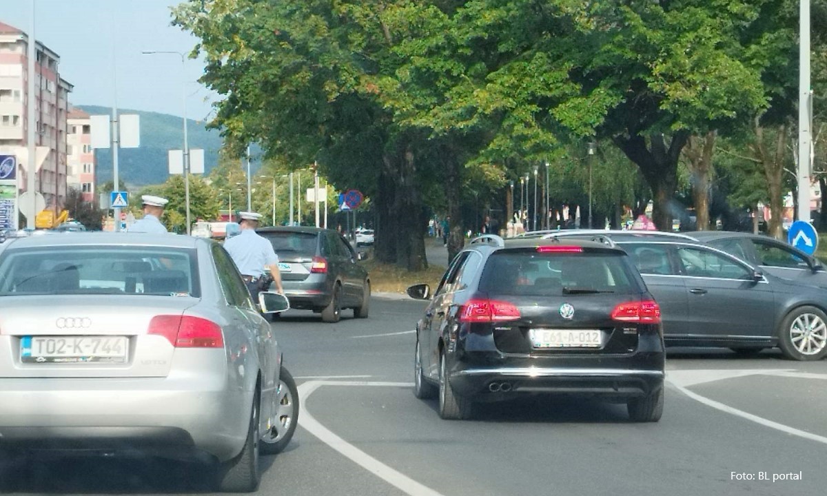 Sudar dva automobila u banjalučkom kružnom toku (Foto)