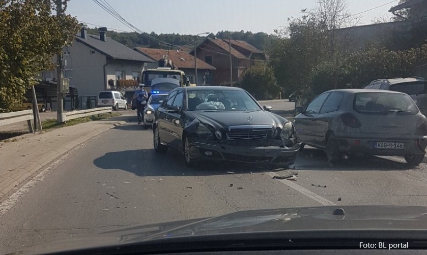 Nova nezgoda u Banjaluci: Automobil se zabio u prikolicu (Foto)
