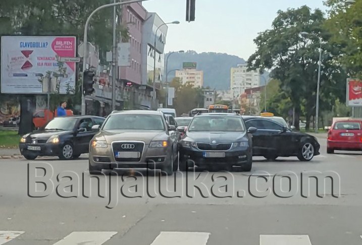 Gužva na raskrsnici u centru: Sudar taksi vozila i audija (Foto)