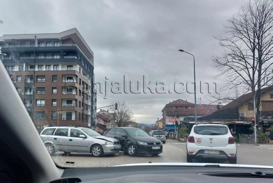 Sudar na raskrsnici kod “Škorpiona”: Automobili oštećeni, stvorena gužva (Foto)