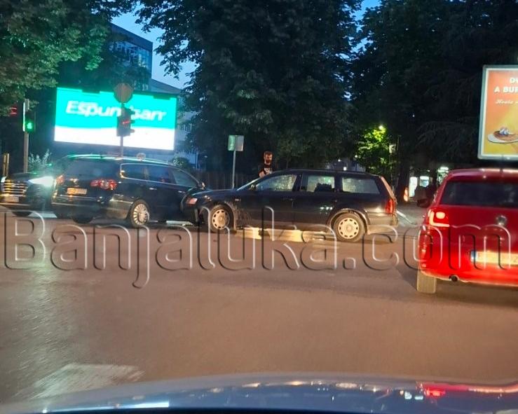 Saobraćajna nezgoda kod Gimnazije stvorila velike gužve (Foto)