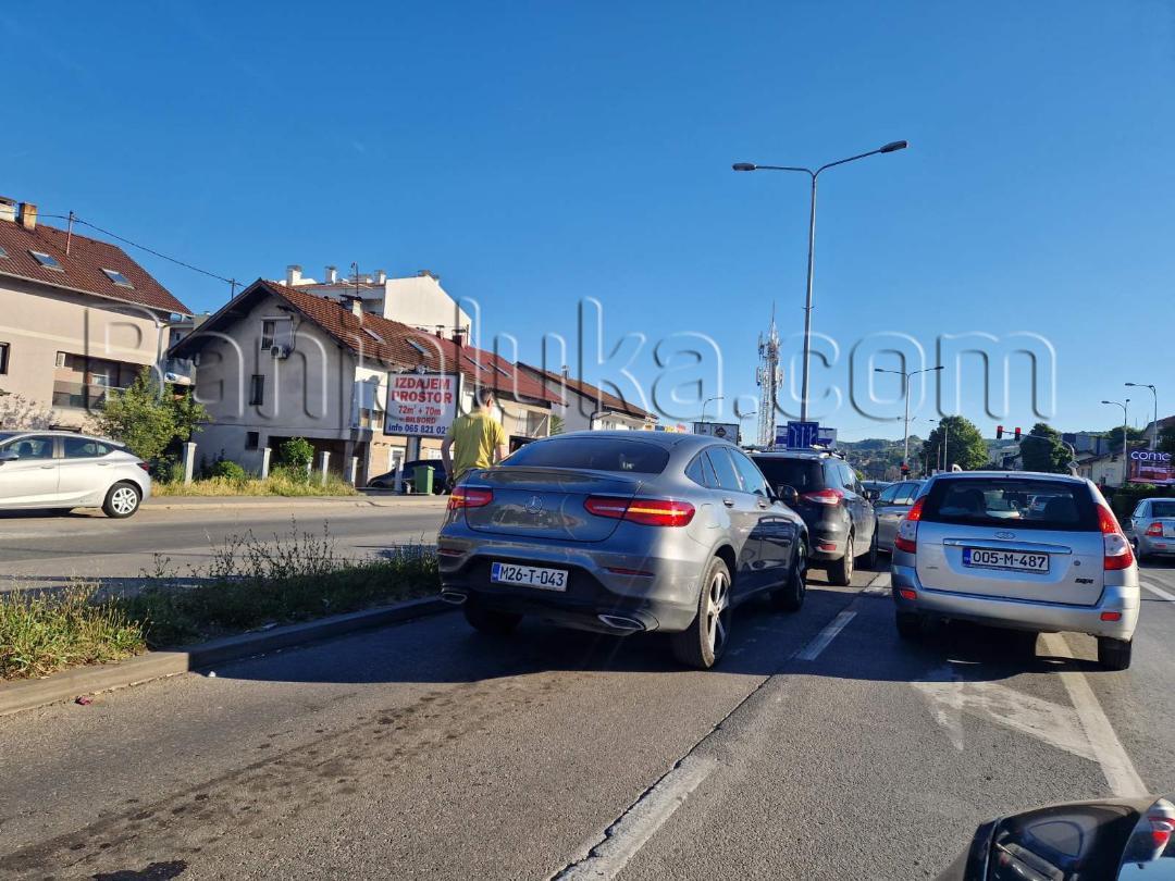 Saobraćajka kod Emporiuma na Zapadnom tranzitu (Foto)