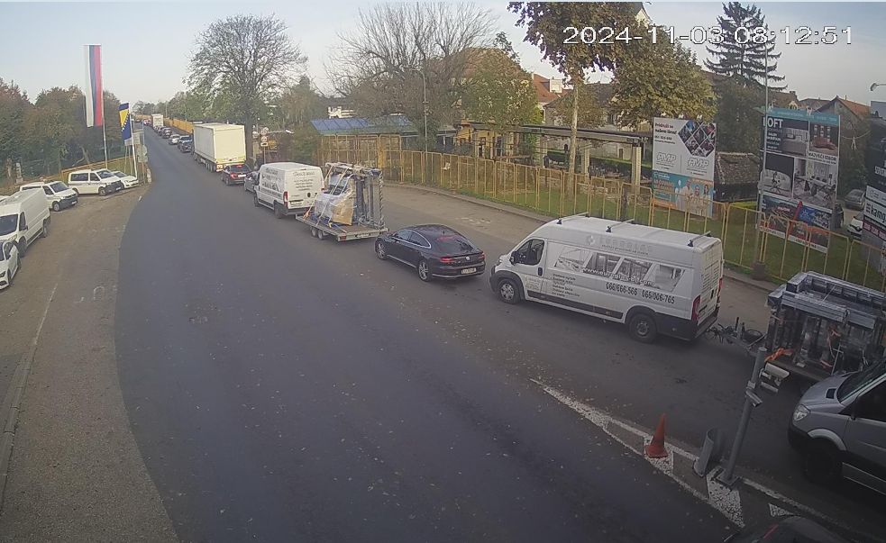 Gužve: Duge kolone vozila na granici sa Hrvatskom (Foto)