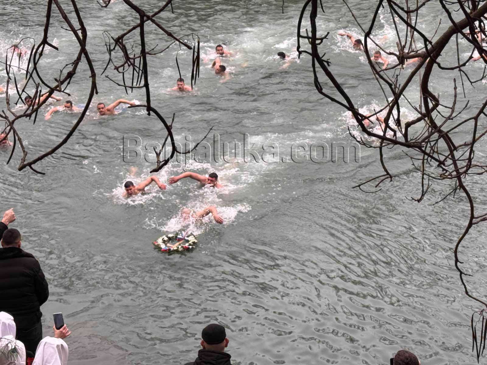 David Dardić prvi doplivao do Časnog krsta u Banjaluci (Foto/Video)