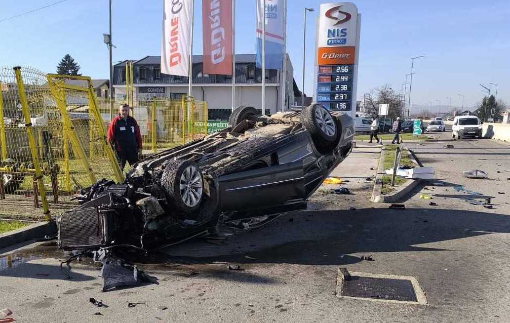 Još jedan udes na brzoj cesti: Automobil završio na krovu (Foto)