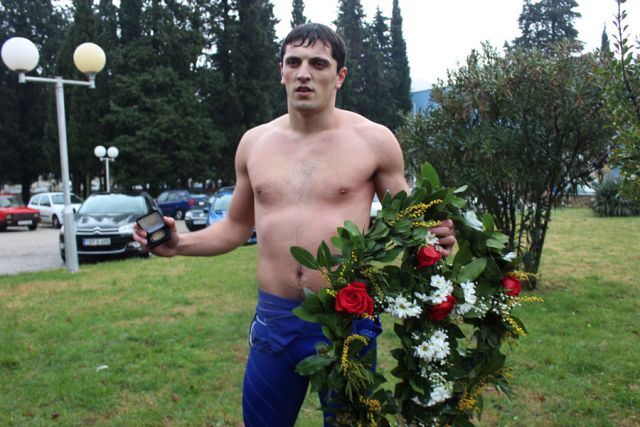 Gradimir Miladinović prvi doplivao do Časnog krsta