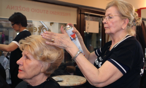 Banjalučka frizerka nakon 55 godina rada i dalje frizira mušterije