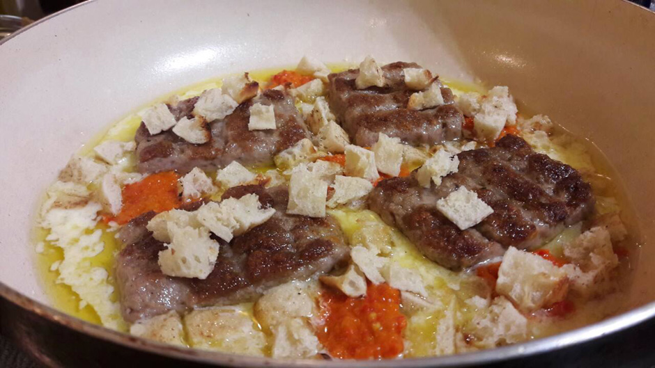 Recept: Banjalučki ćevap s ajvarom i kajmakom