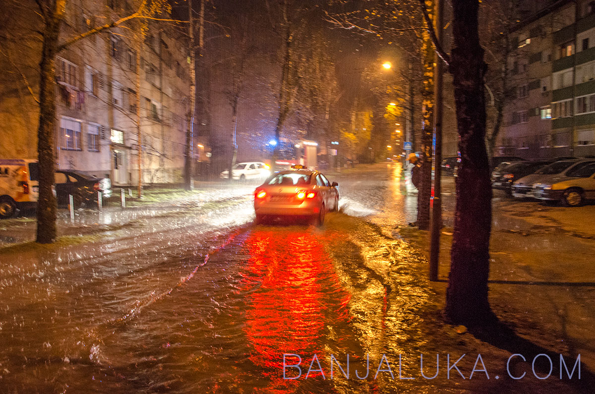 U Obilićevu prvi veći pljusak već ugrozio stanare (FOTO)