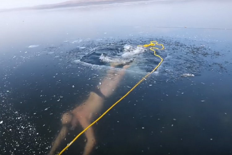 Ronio ispod zaleđenog jezera (Video)