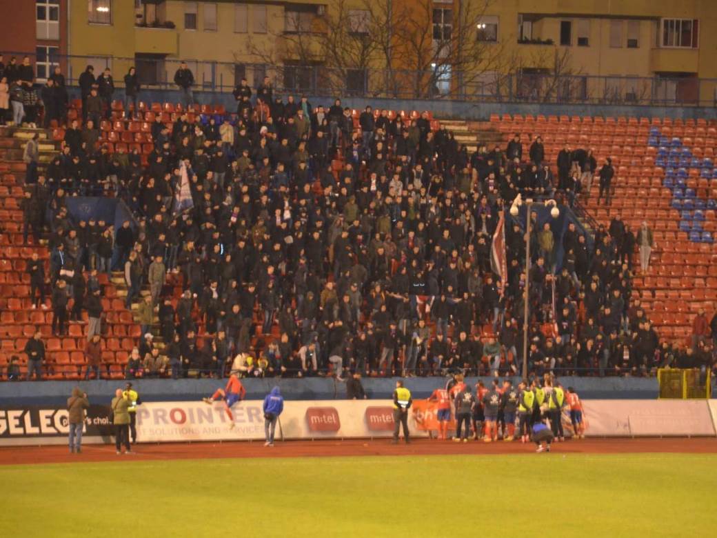 Borčevi igrači na “ribanju” kod Lešinara nakon ispadanja iz Kupa BiH (Foto)