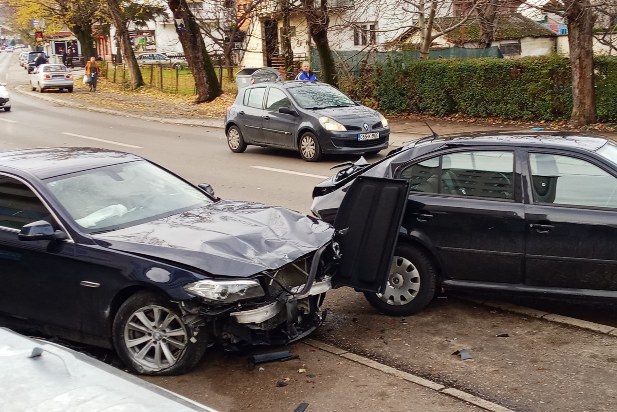 Sudar u Banjaluci: Vozaču pozlilo, tri auta slupana (Foto)