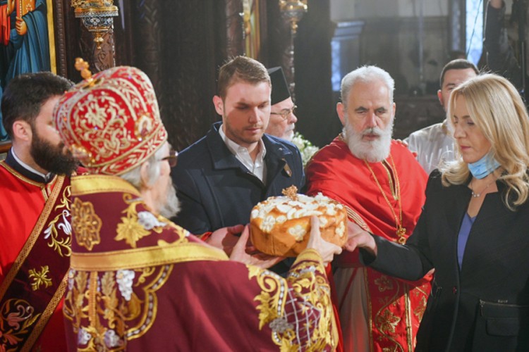 Osveštan i prelomljen slavski kolač u Hramu Hrista Spasitelja