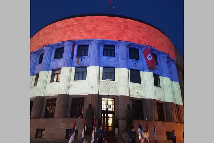 Palata Republike u bojama srpske zastave