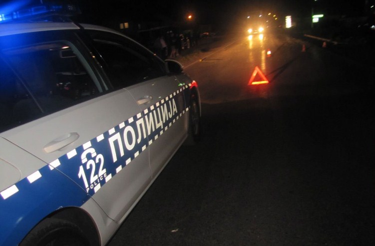 Saobraćajna nezgoda u banjalučkom naselju Obilićevo, auto završio na krovu (Foto)