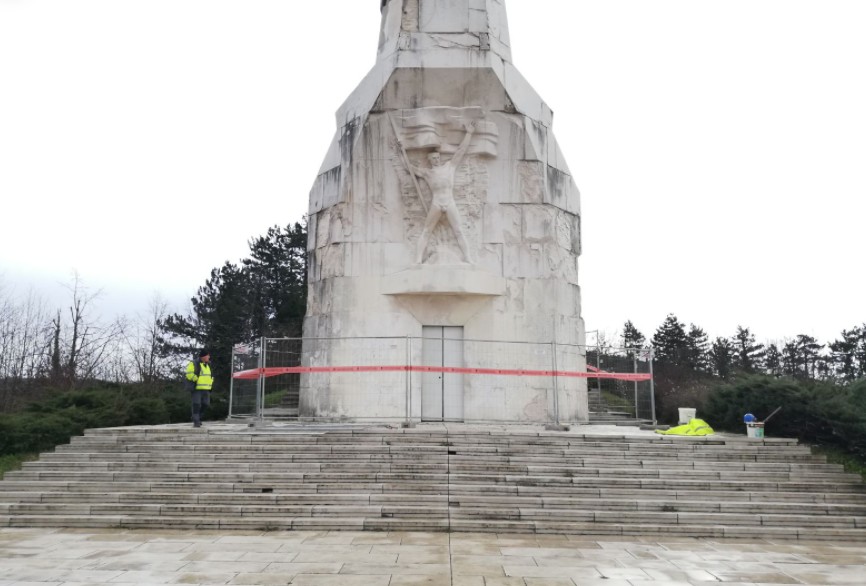 Oprez: Iz bezbjednosnih razloga ograđen spomenik na Banj brdu