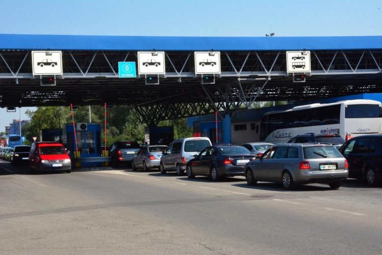 Tablice od drveta stavio na auto i pokušao da uđe u BiH