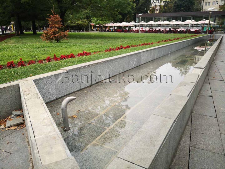 Iz fontane u centru grada godinama curi voda, sanacije nema jer nema ...