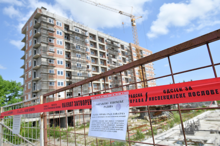 Šta je s ovom zgradom?