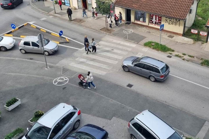 Bahati vozač u Banjaluci: Parkirao na sred ulice, izašao iz auta i otišao