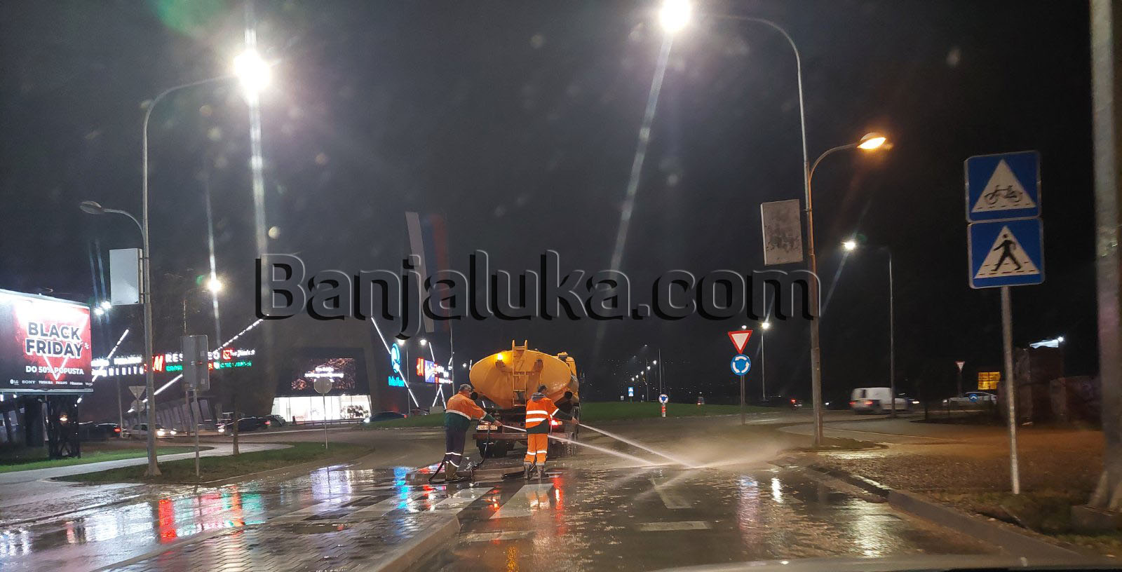 “Čistoća” u akciji: Pere se saobraćajnica kod Delte (Foto)