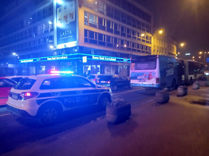 Drama u centru Sarajeva: Pucali na autobus, putnici prestravljeni pobjegli Drama u centru Sarajeva: Pucali na autobus, putnici prestravljeni pobjegli
