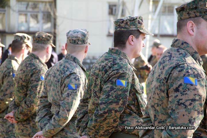 Udaljen iz službe vojnik bošnjačke nacionalnosti koji je srpskog kolegu ...