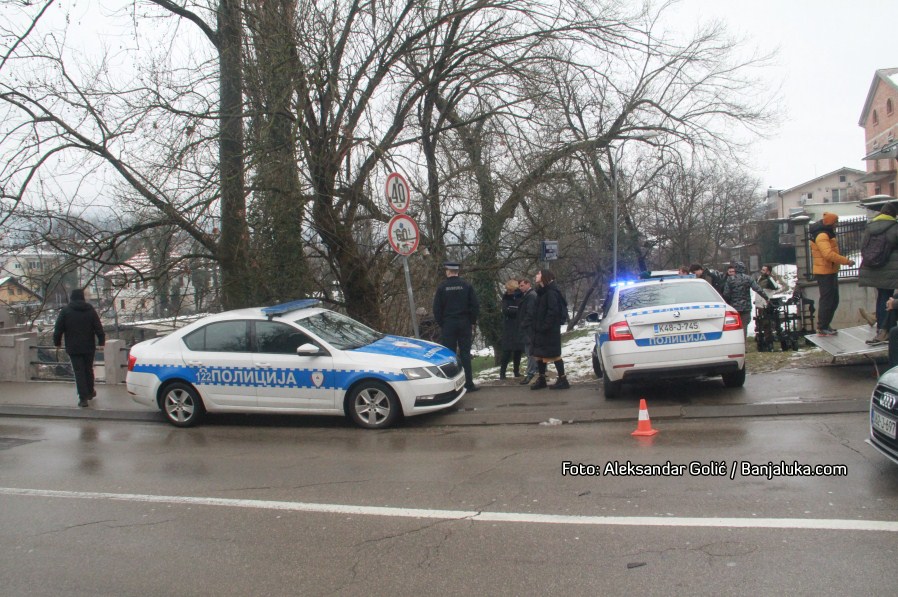 Vozači oprez: Policija i kamioni kod Gradskog mosta (Foto)