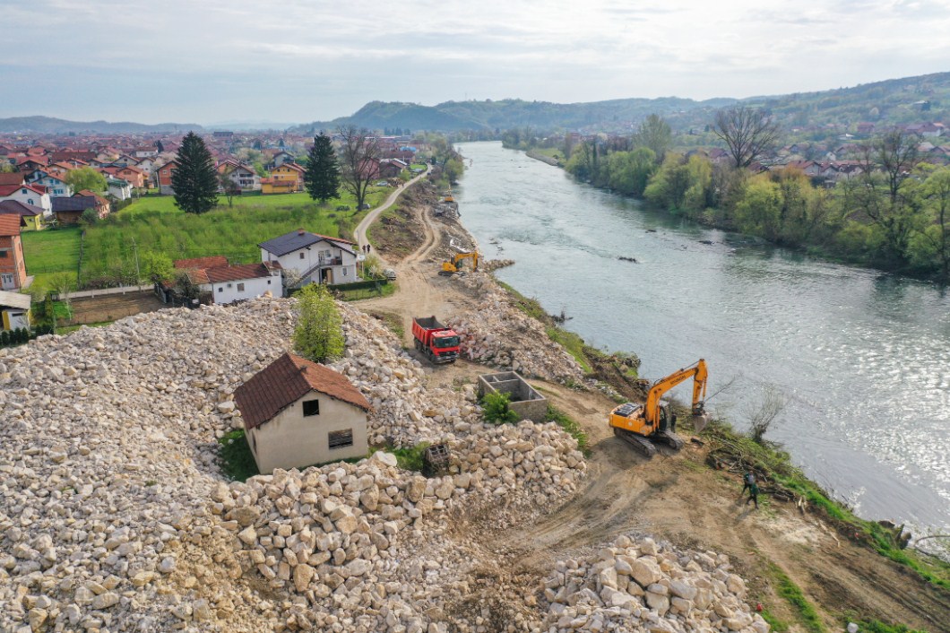 Nastavljeno uređenje obala i korita Vrbasa (Foto)