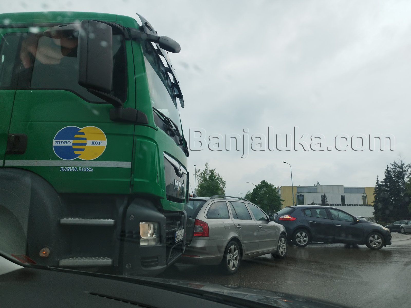 Sudar kamiona i auta kod Lesnine (Foto)