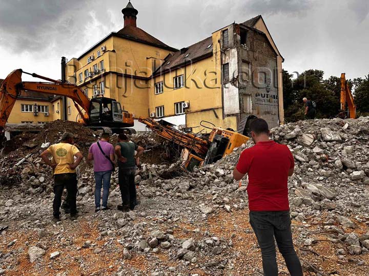 Foto vijest: Propao bager kod Palasa