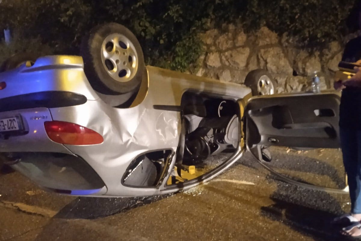 “Pežo” završio na krovu u Banjaluci (Foto)