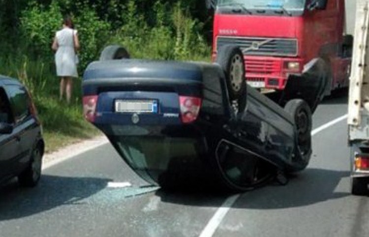 Nezgoda na izlazu iz Banjaluke: Automobil završio na krovu (Foto)