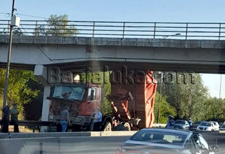 Poznato stanje vozača kamiona koji je zakačio nadvožnjak na brzoj cesti