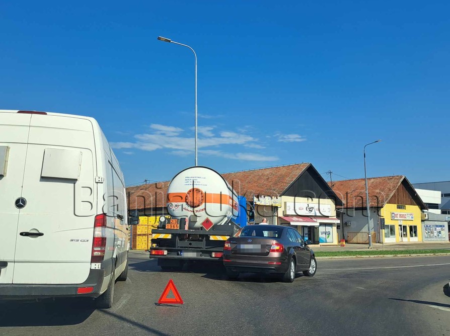 Sudar cisterne i automobila u kružnom toku kod Lesnine (Foto)