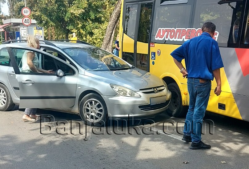 Sudarili se “pežo” i autobus kod Gradskog mosta (Foto)