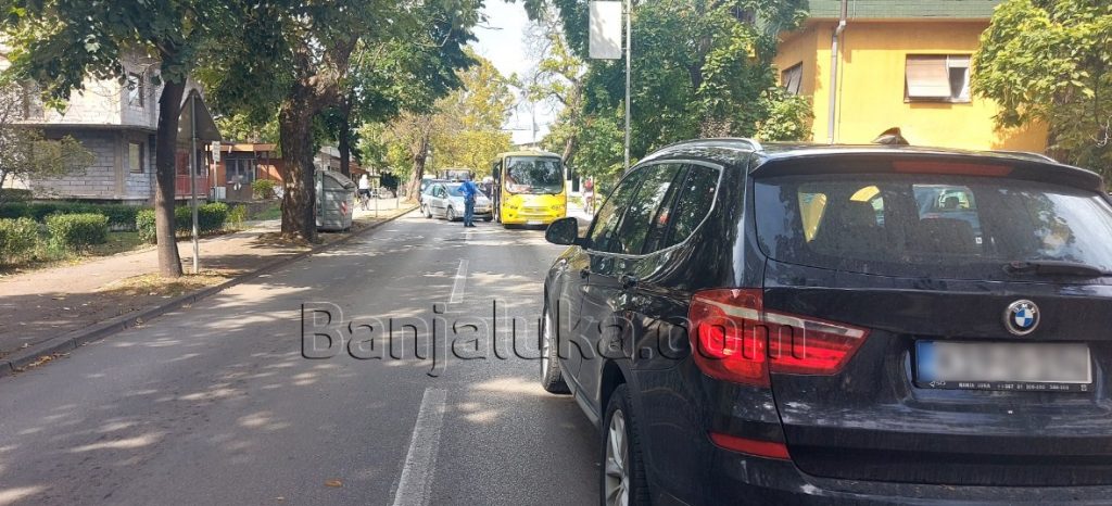 Sudarili se “pežo” i autobus kod Gradskog mosta (Foto)