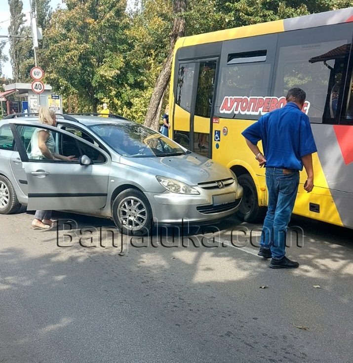 Sudarili se “pežo” i autobus kod Gradskog mosta (Foto)