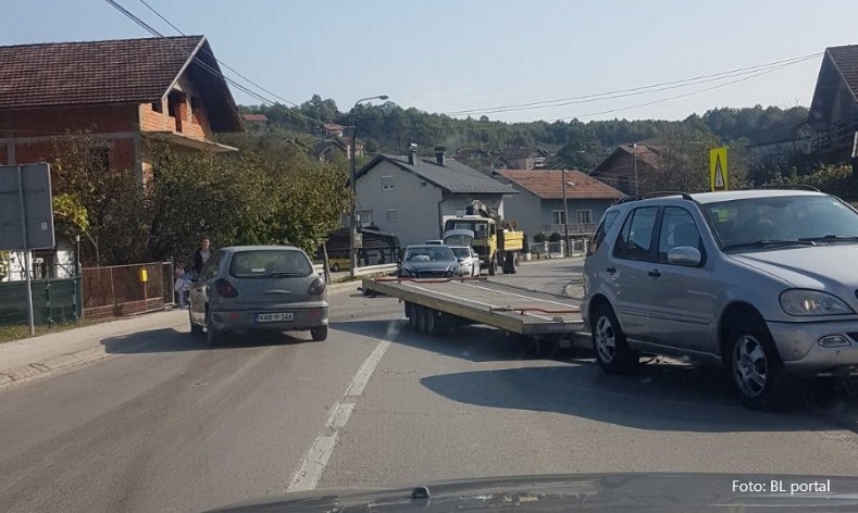 Nova nezgoda u Banjaluci: Automobil se zabio u prikolicu (Foto)