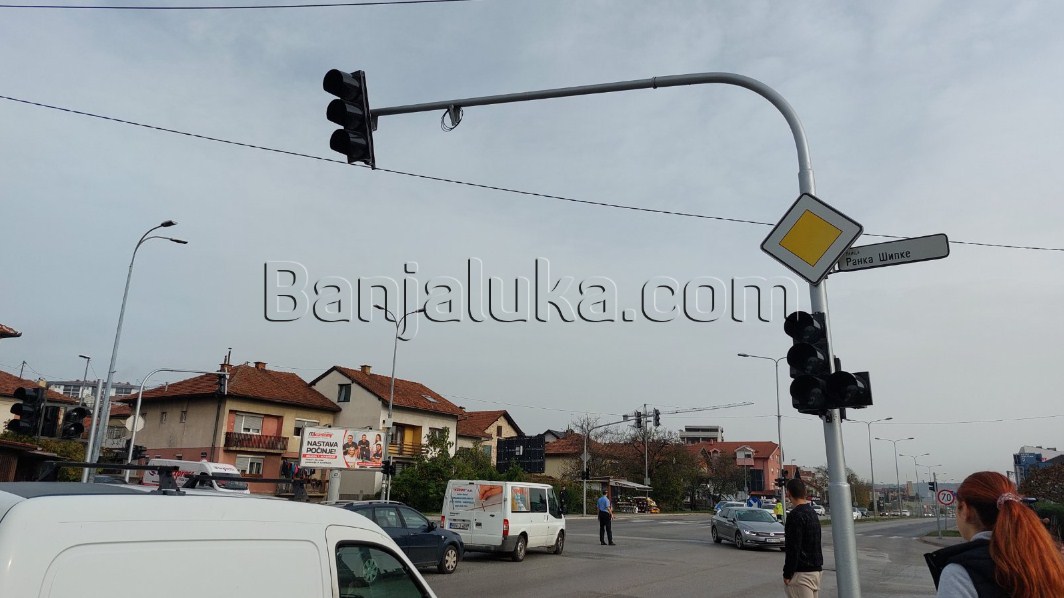 Vozači oprezno: Ne radi semafor kod Emporiuma (Foto)