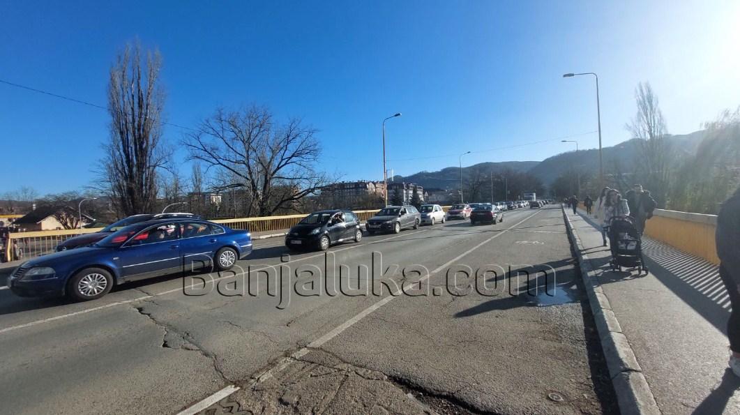 Kolaps u saobraćaju zbog izgradnje kružnog toka kod Venecija mosta (Foto/Video)