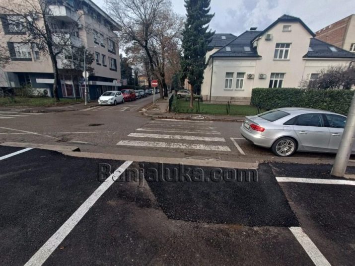 Parking sa stepenicama za invalidna lica (Foto)