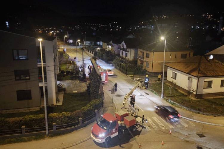 Vatrogasci na terenu: Jak vjetar nosi limove po Obilićevu (Foto)