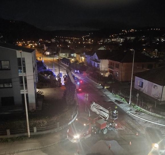 Vatrogasci na terenu: Jak vjetar nosi limove po Obilićevu (Foto)