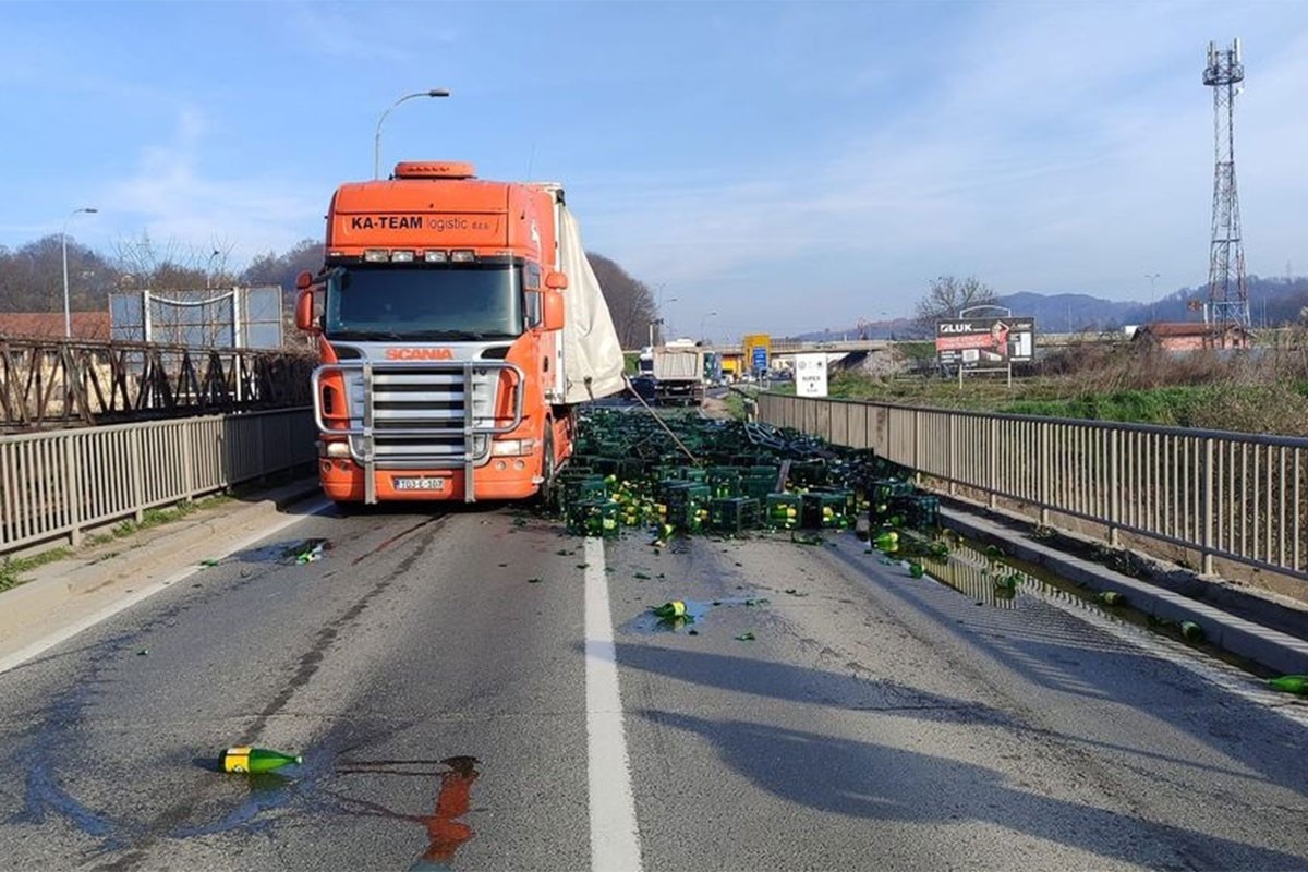 Neuobičajena nezgoda: Iz šlepera ispali gazirani sokovi