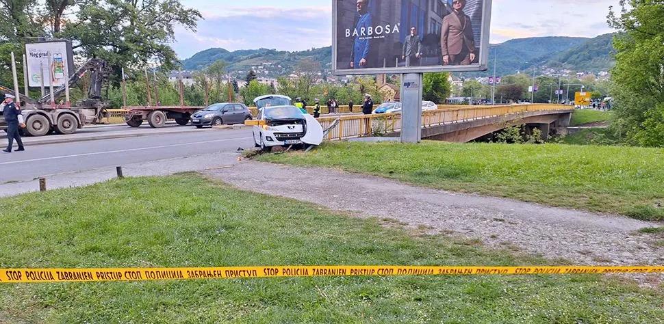 Naglo prestrojavanje na mostu i naglo kočenje pred kružnim tokom ...