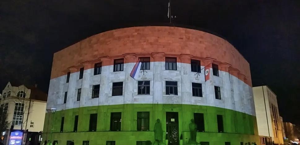 Palata Republike osvijetljena bojama mađarske zastave