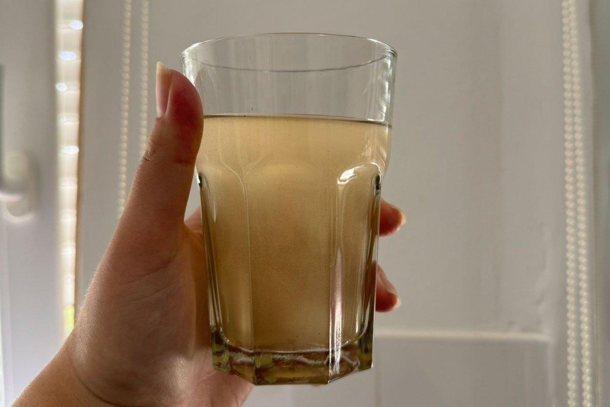 U banjalučkom naselju Nova varoš iz česme tekla prljava voda (Video)