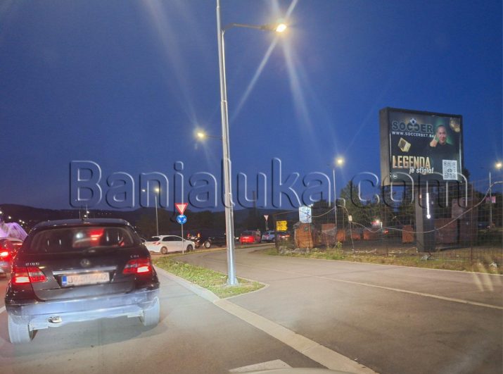 Gužve u saobraćaju nakon sudara kod tržnog centra Delta (Foto)